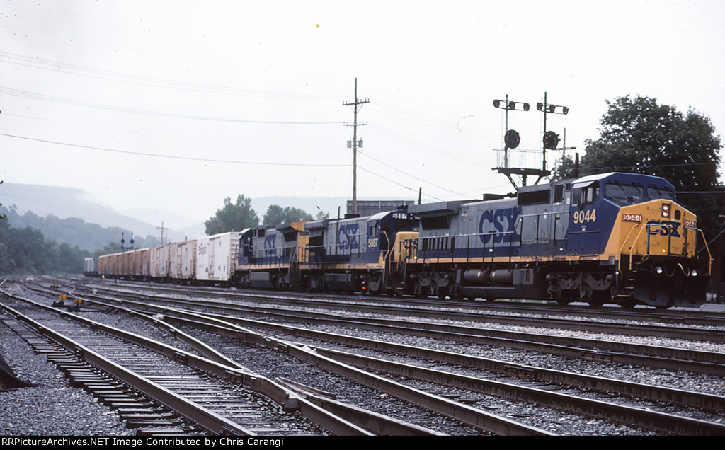 CSXT 9044 on Q136
